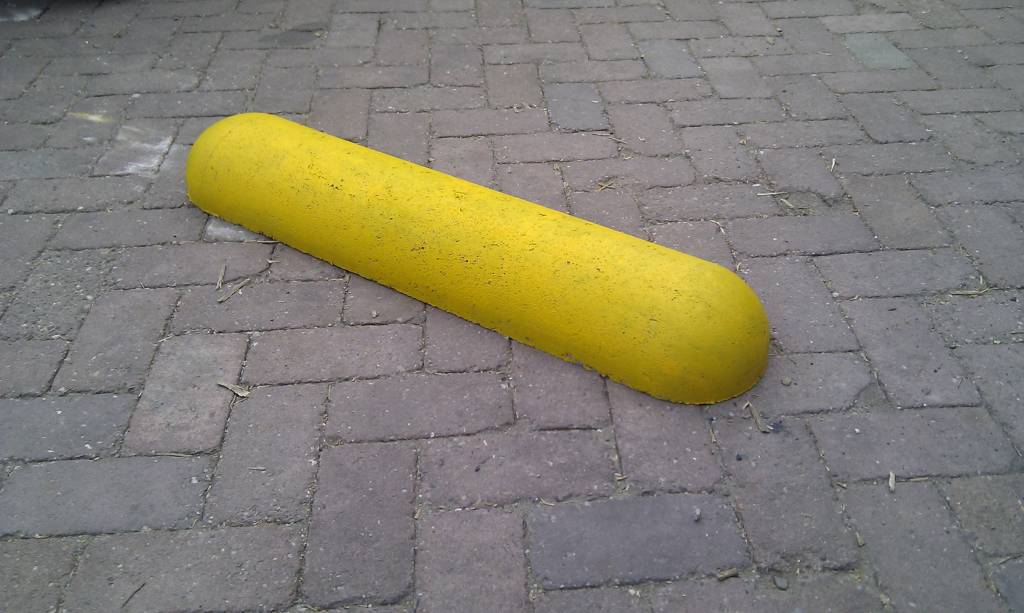 Varkensrug beton 2 kanten rond geel - Betondingen.nl®