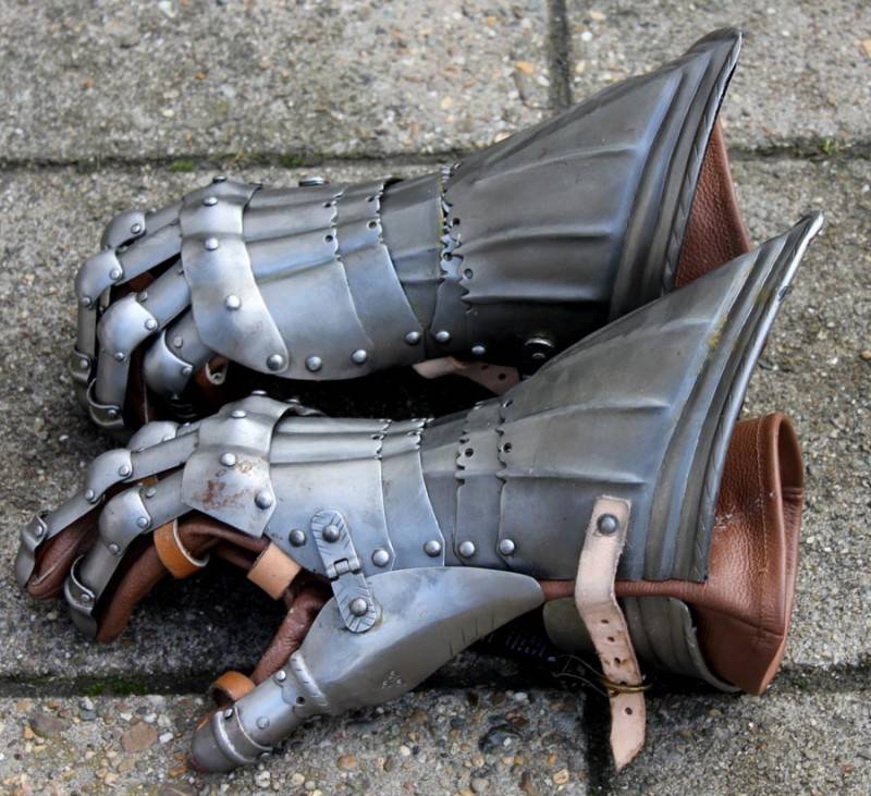 Articulating gauntlets and how the fingers work? : ArmsandArmor